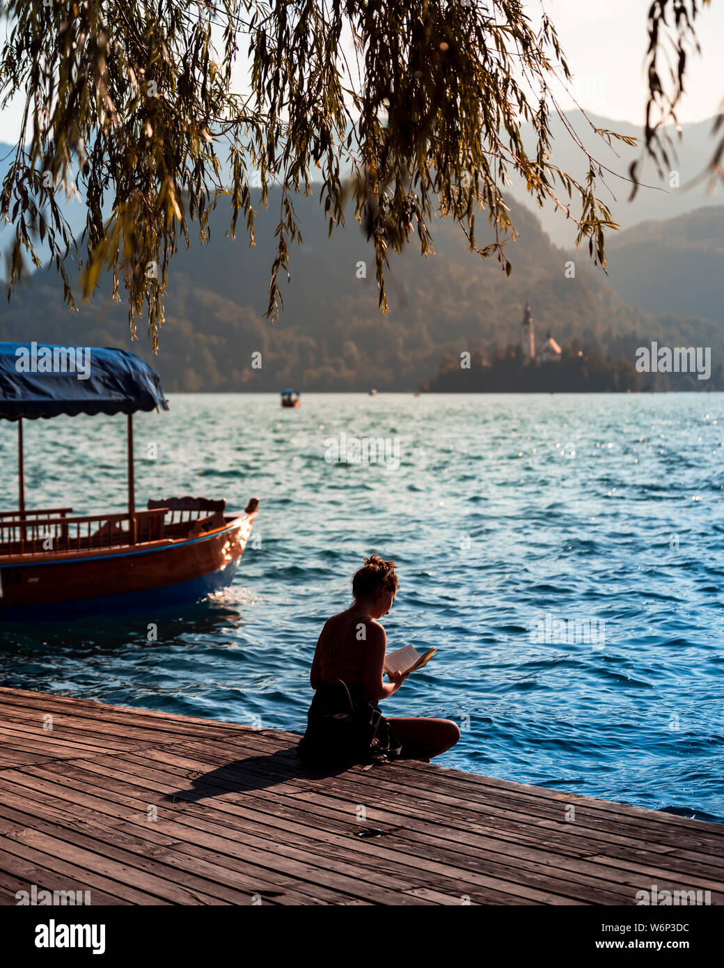 Girl reading lake hi-res stock photography and images - Alamy