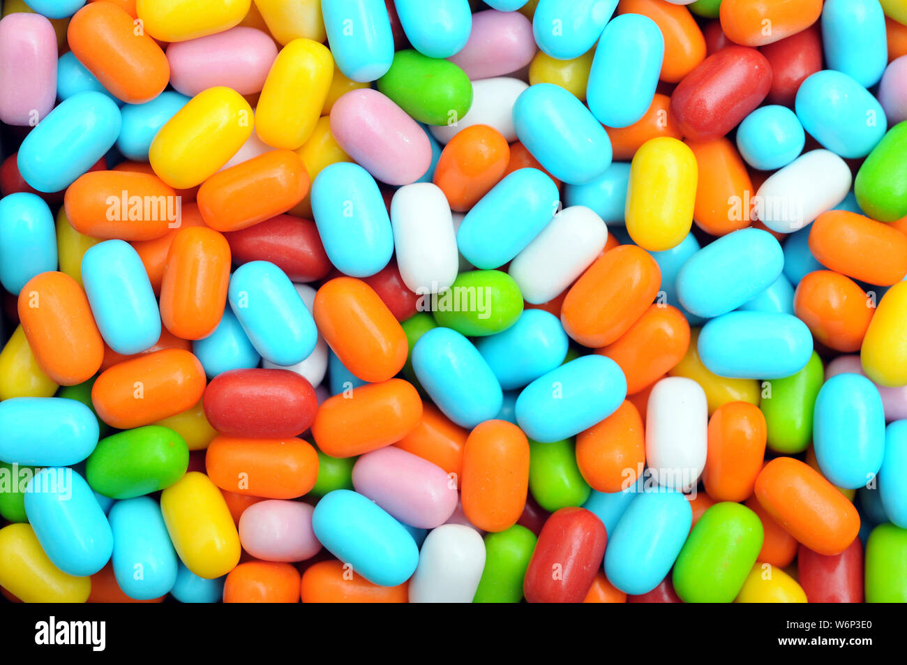 tiny (very small) mint candy for background and texture Stock Photo - Alamy