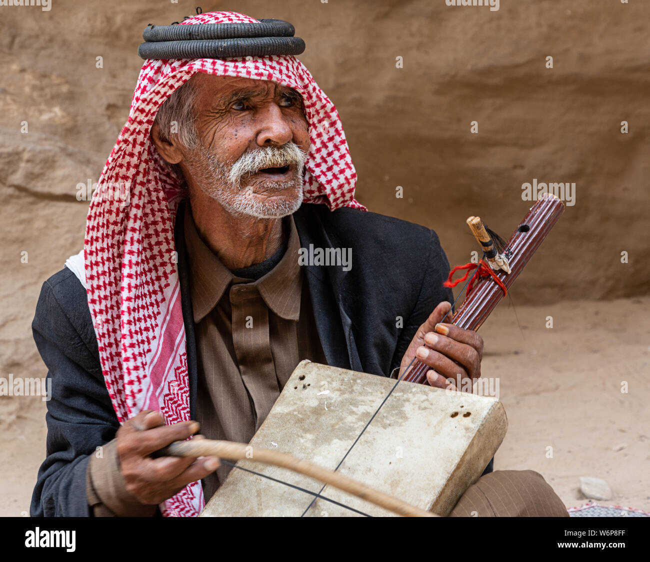 Elderly Arab musician Stock Photo - Alamy