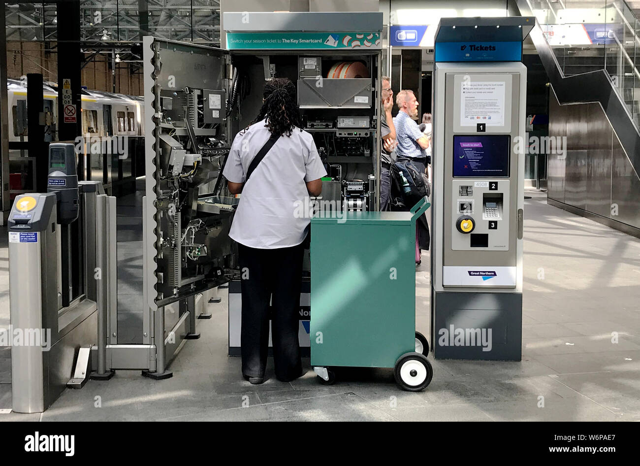 Ticket machine station hi-res stock photography and images - Alamy