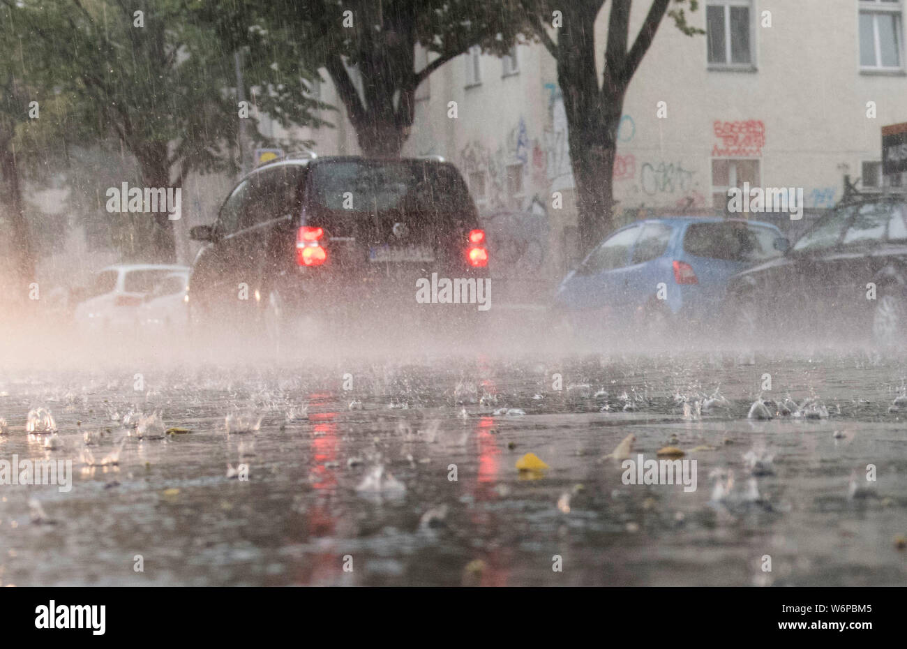 Pelting rain hi-res stock photography and images - Alamy