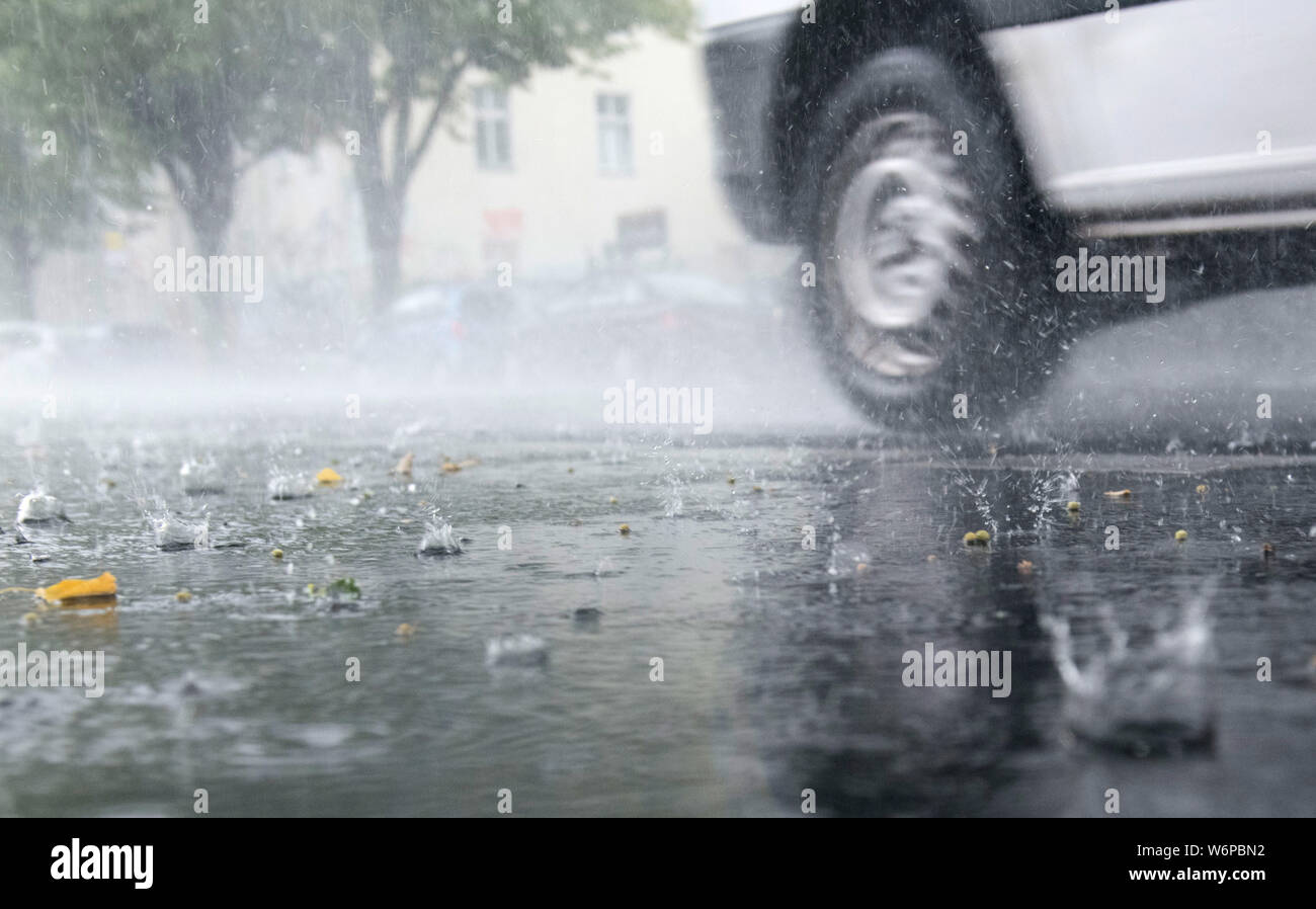 Pelting rain hi-res stock photography and images - Alamy