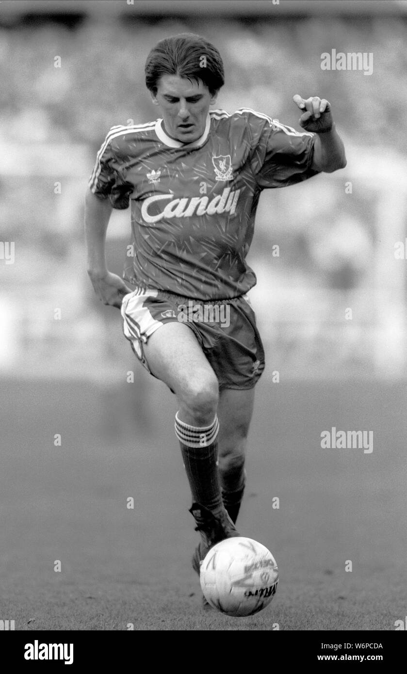 PETER BEARDSLEY, LIVERPOOL FC, 1990 Stock Photo - Alamy