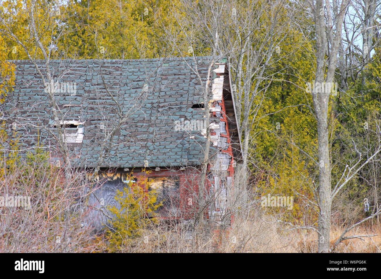 Broken shed hi-res stock photography and images - Alamy