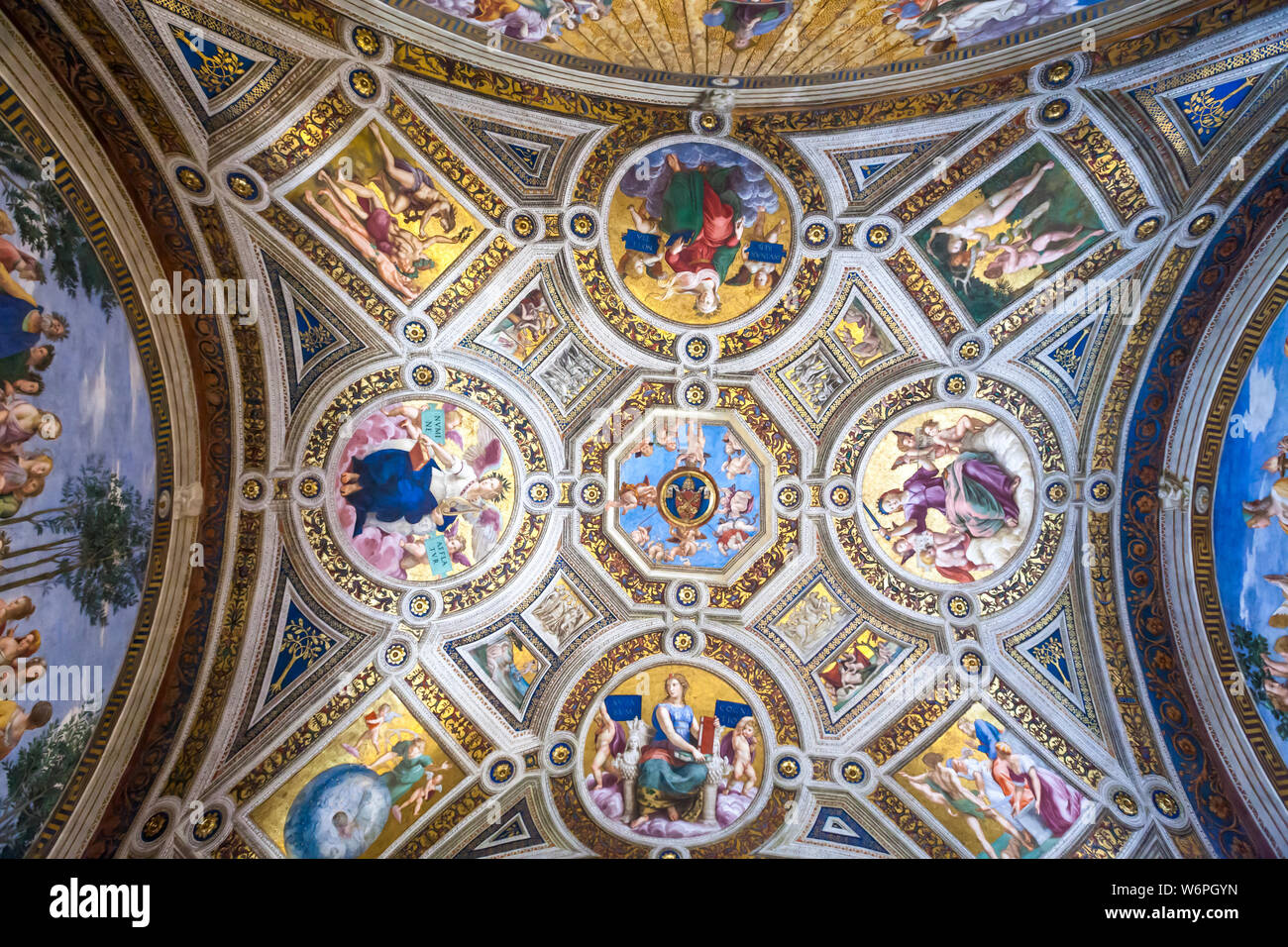 Ceiling frescos hi-res stock photography and images - Alamy
