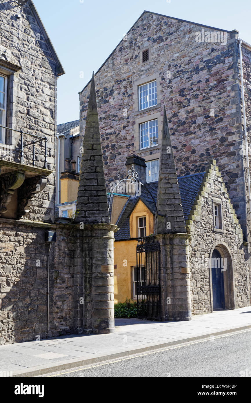 Gate and old house in the Royal Mile (high street) - Edinburgh ...