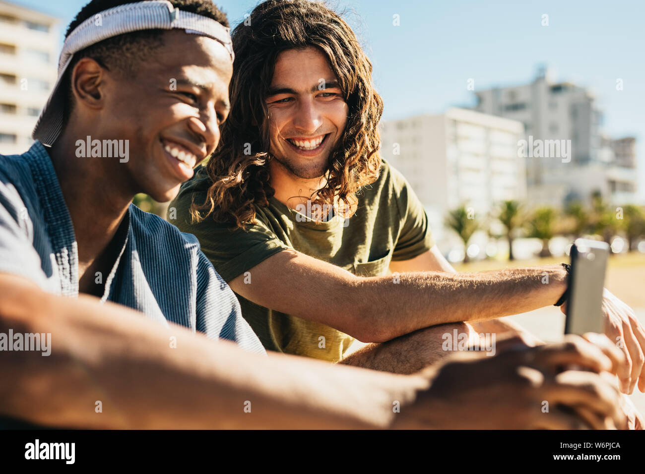 Laughing texting friends smartphone hi-res stock photography and images ...