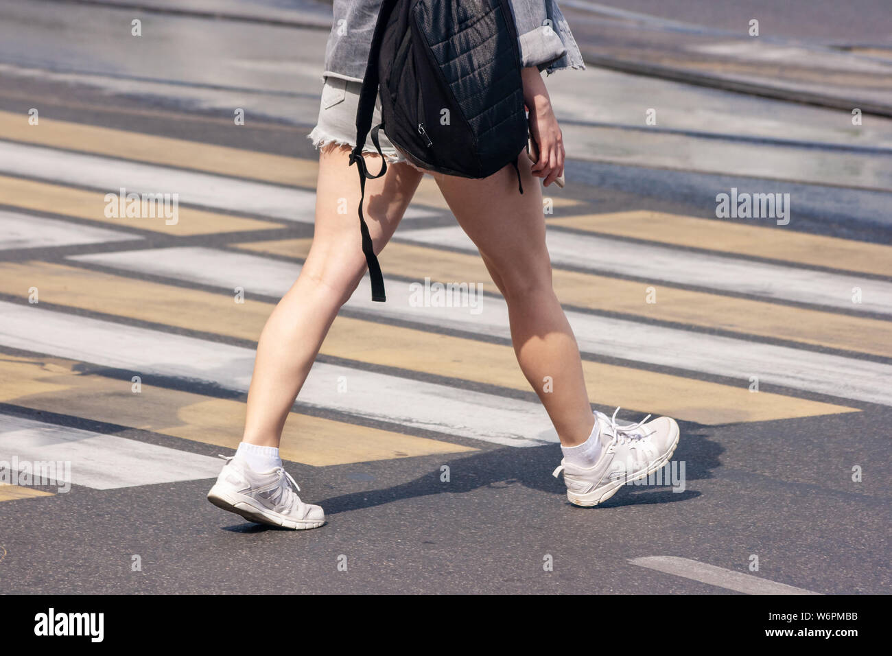 Woman Crossing Legs Stock Photos & Woman Crossing Legs Stock Images - Alamy