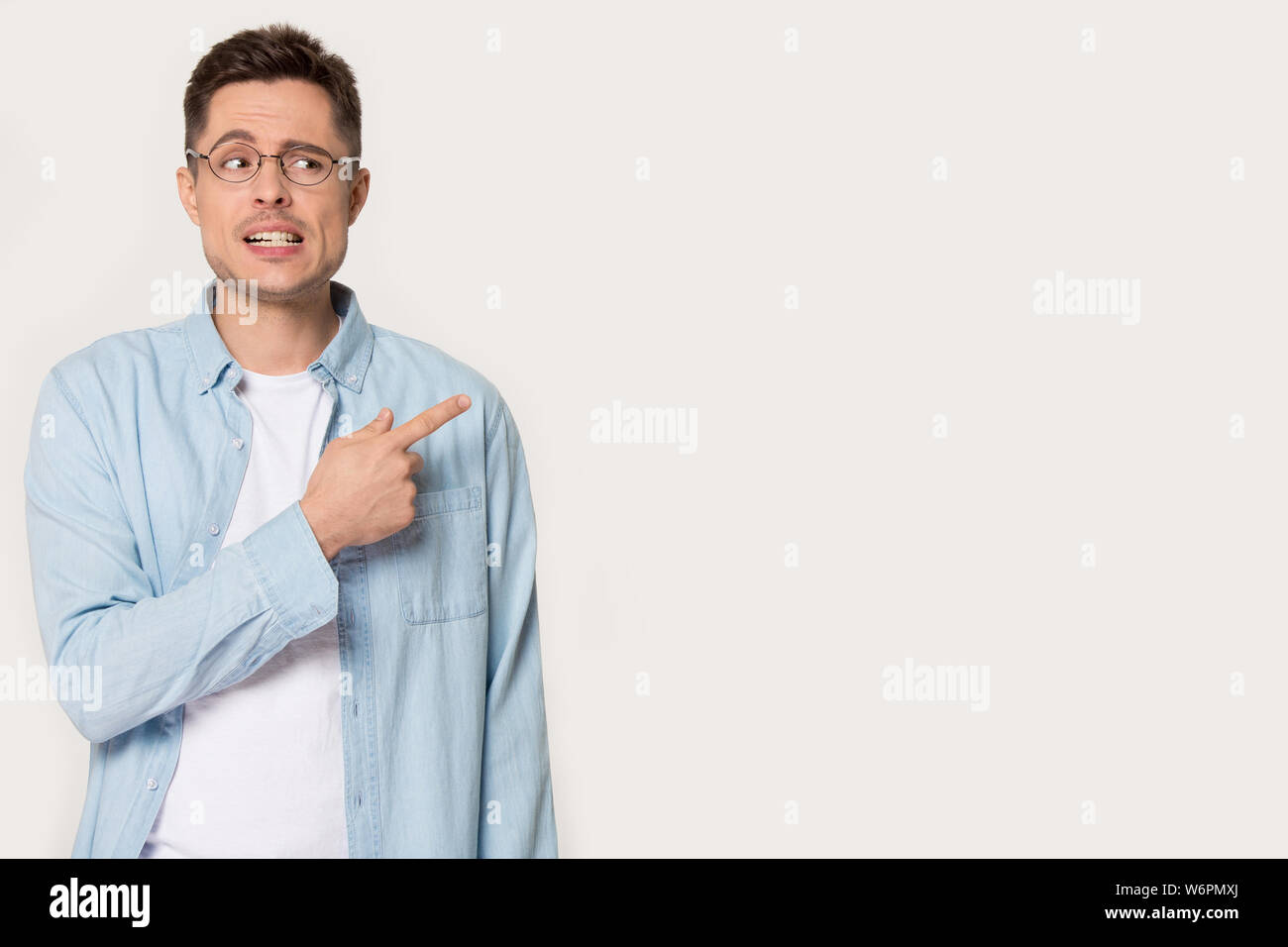 Looking scared pointing hi-res stock photography and images - Alamy