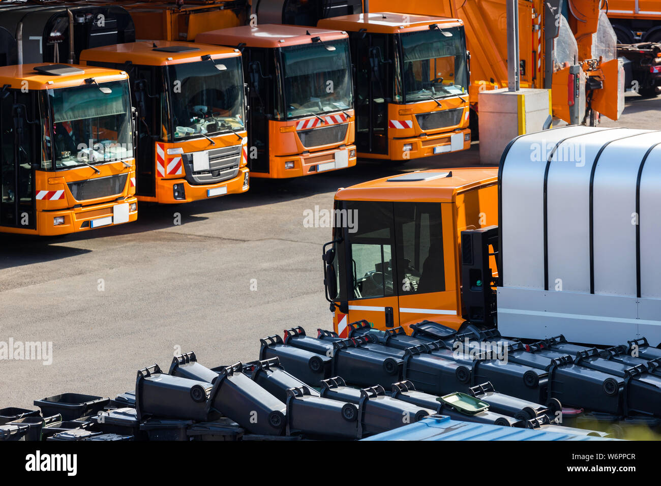 Garbage vehicles hi-res stock photography and images - Alamy
