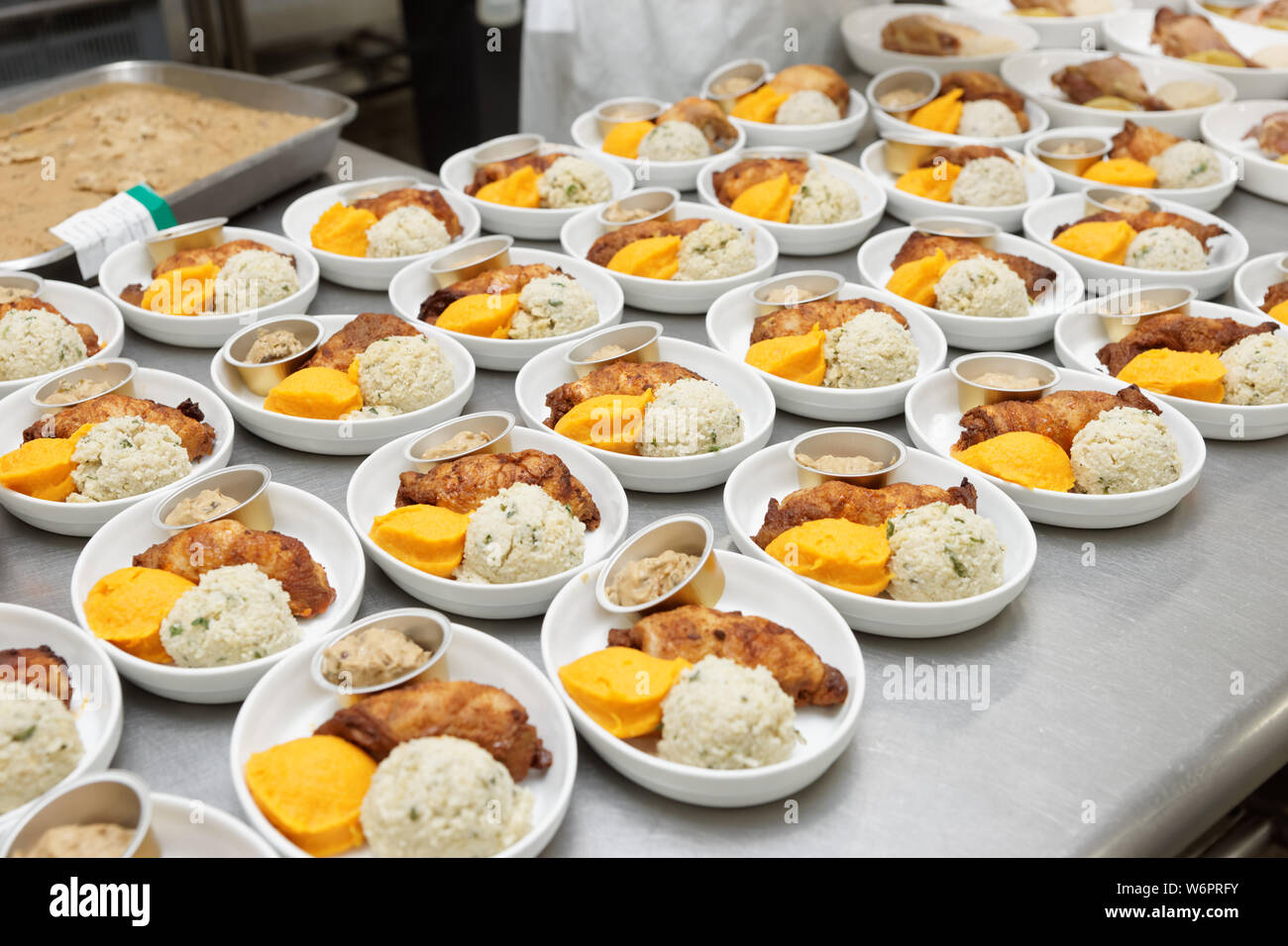 Flight kitchen hi-res stock photography and images - Alamy