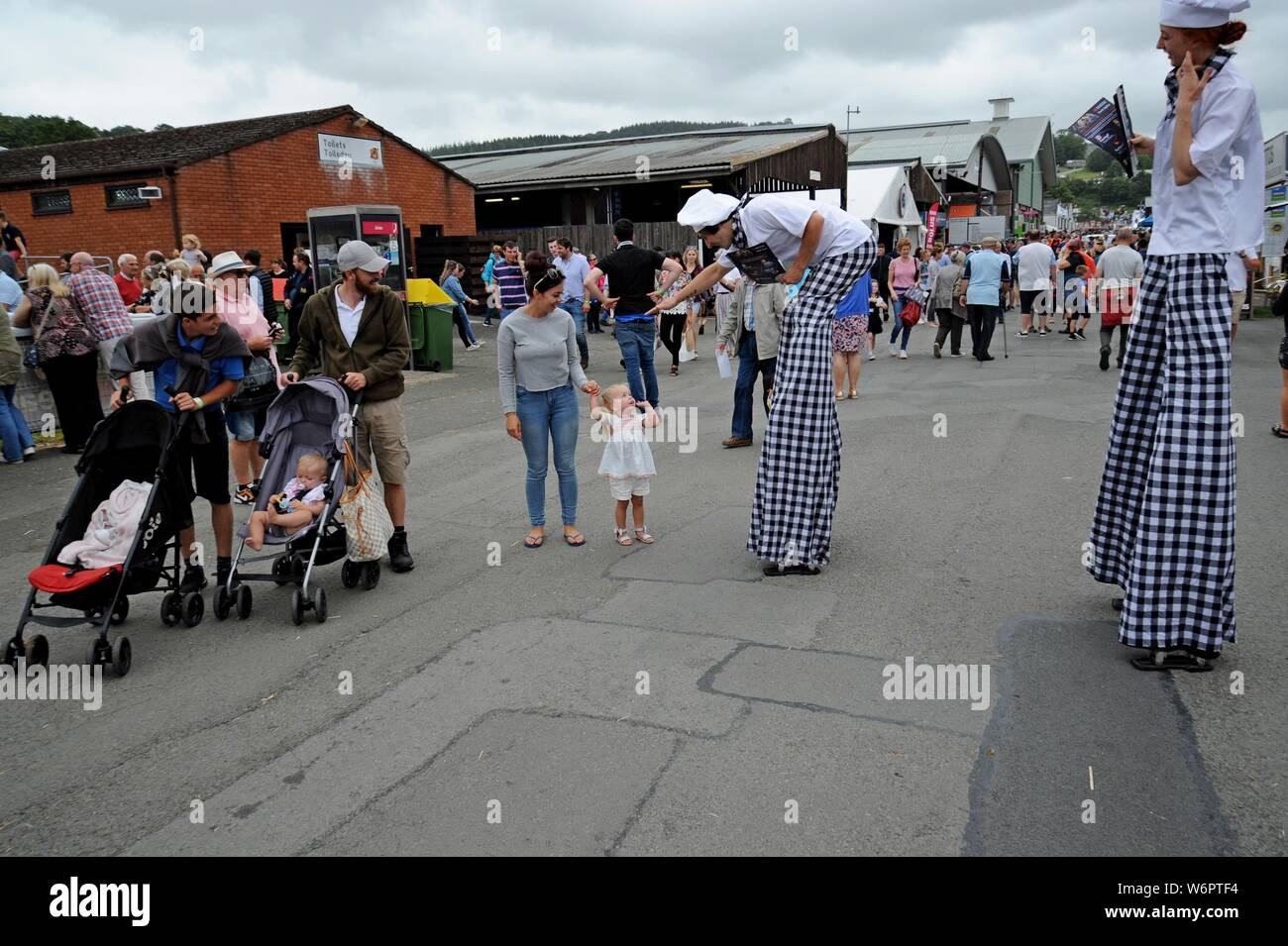 Chefs stiltwalking hi-res stock photography and images - Alamy