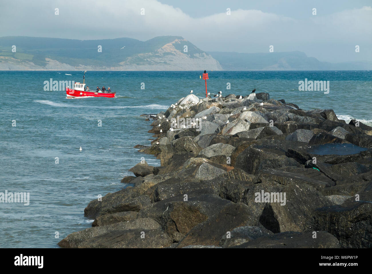 Sea defences defence rocks boulders hi-res stock photography and images ...