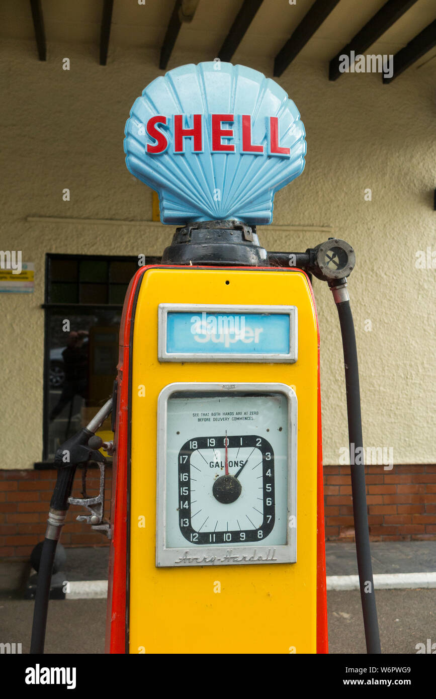 Uk fuel station 1960s hi-res stock photography and images - Alamy