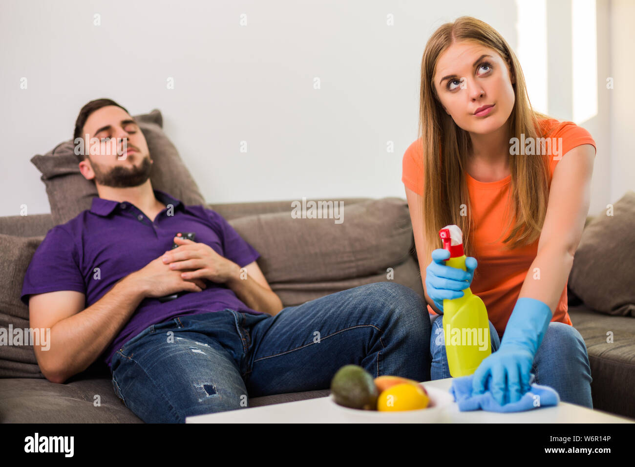 Couple fighting cleaning hi-res stock photography and images - Alamy