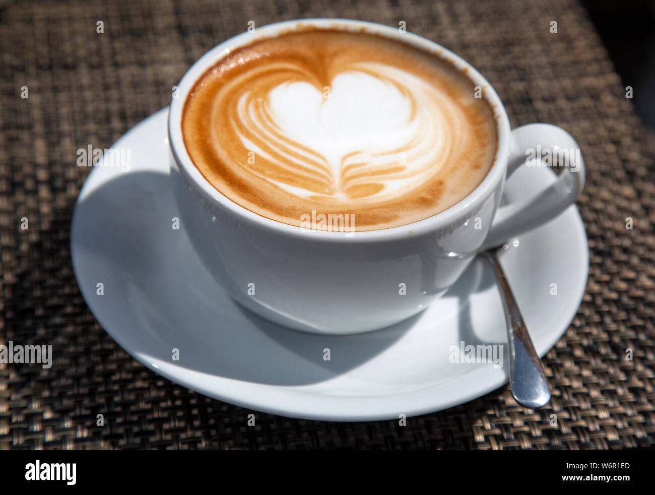 Latte microfoam hi-res stock photography and images - Alamy
