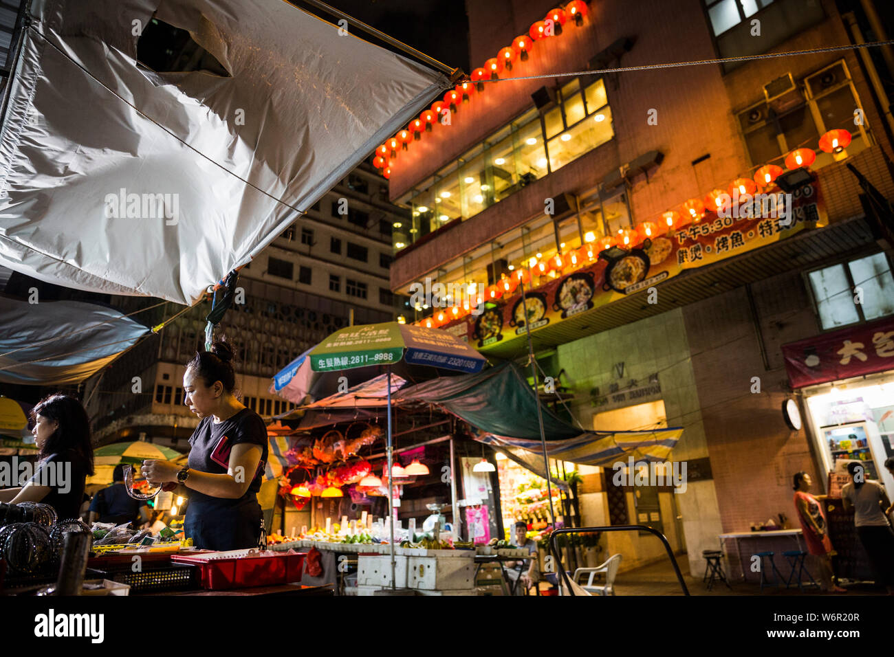 Night market in kowloon hi-res stock photography and images - Alamy