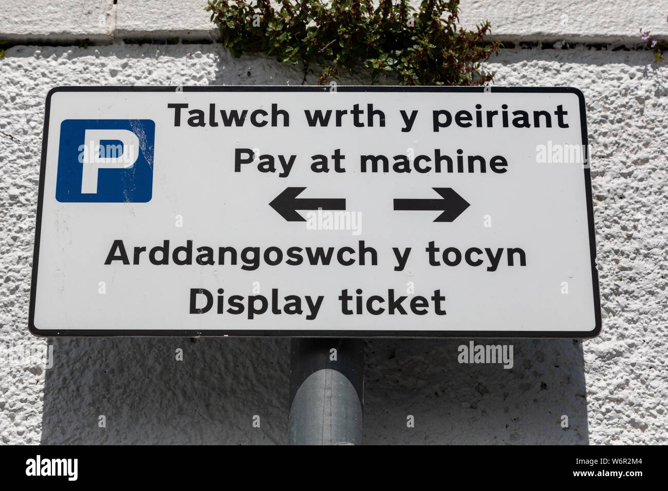 bilingual sign in english and welsh indicating parking rules in ...