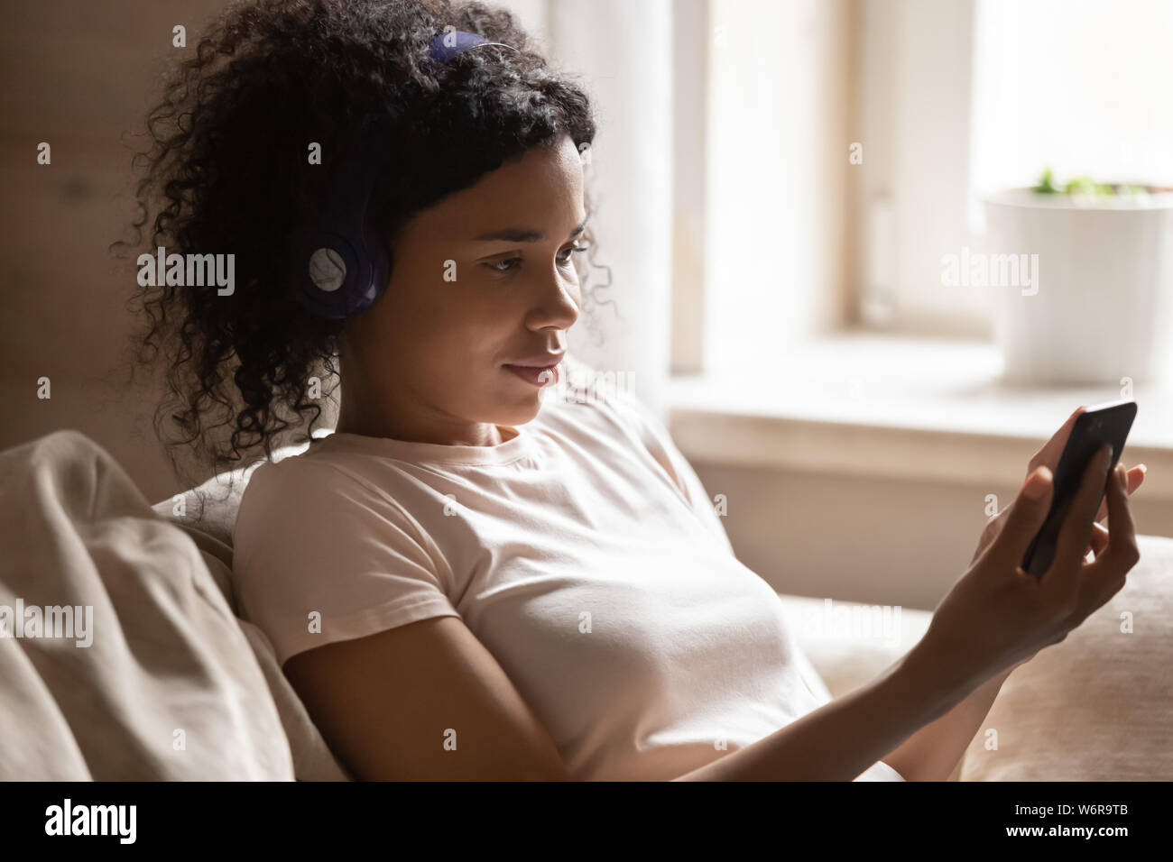 African american woman book hi-res stock photography and images - Alamy