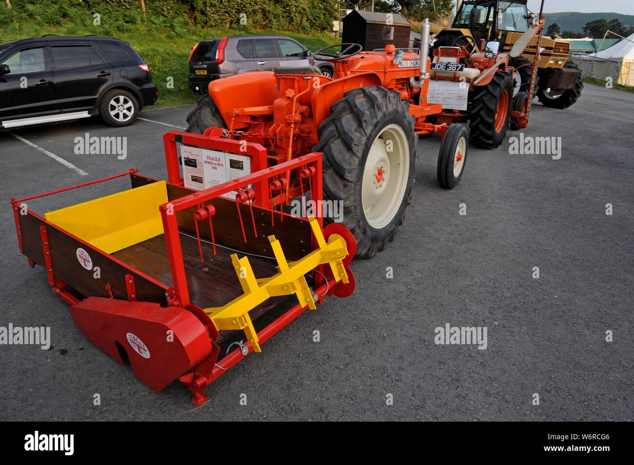 A 1962 Allis Chalmers ED-40 tractor with a 1950 Teagle spreader box in ...