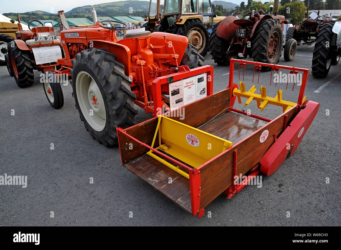 A 1962 Allis Chalmers ED-40 tractor with a 1950 Teagle spreader box in ...