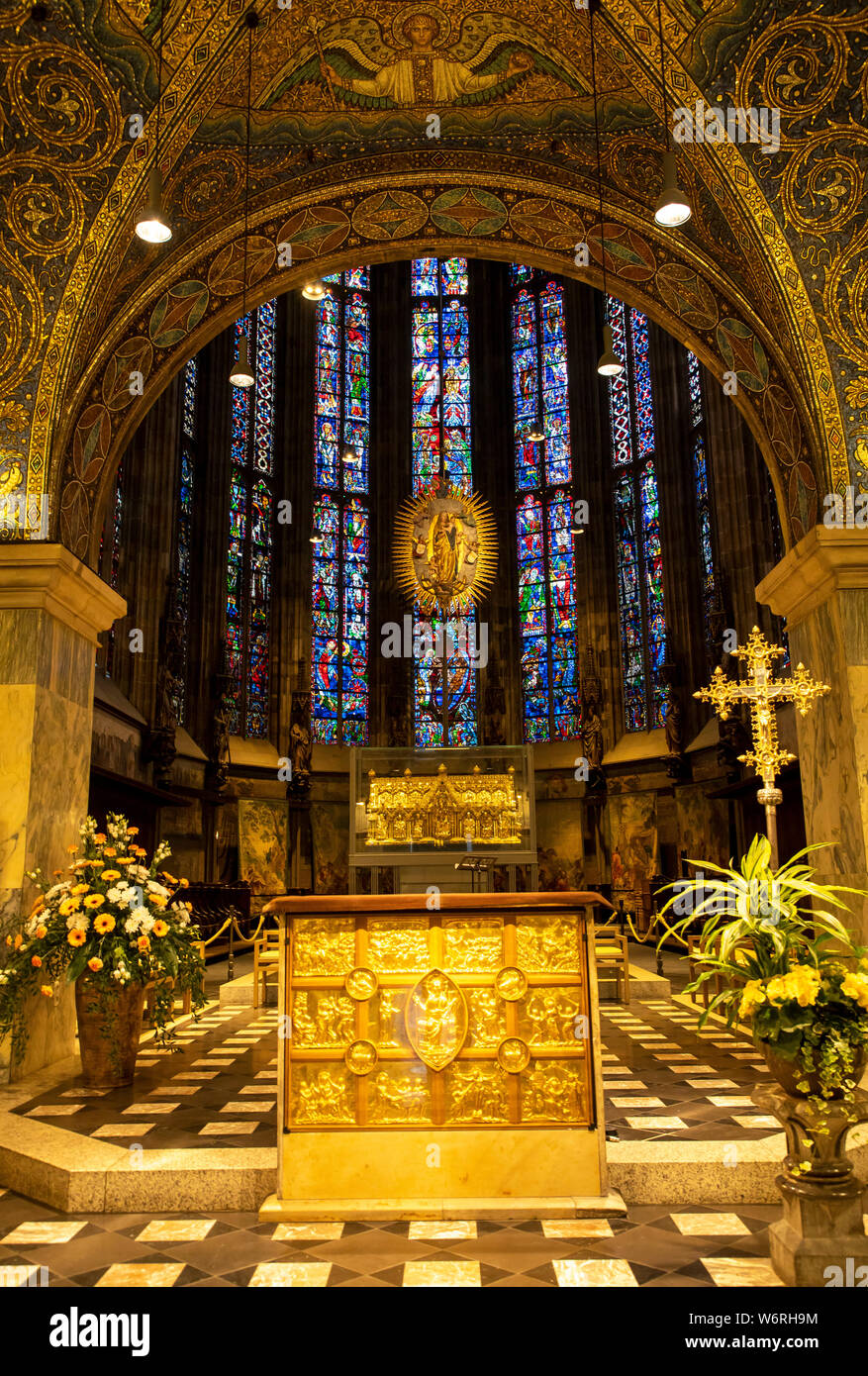 Interior of the aachen cathedral hi-res stock photography and images ...