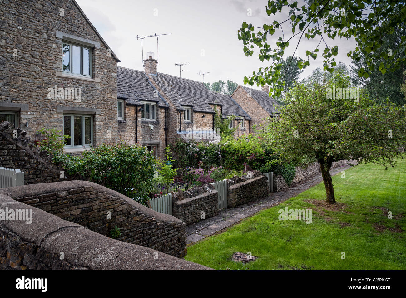 Romantic stone cottages in the lovely Burford village, Cotswolds ...