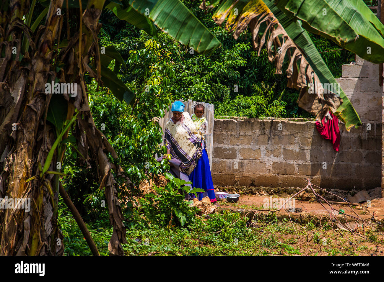 Parent carrying child on back village hi-res stock photography and ... Parent carrying child on back village hi-res stock photography and ...