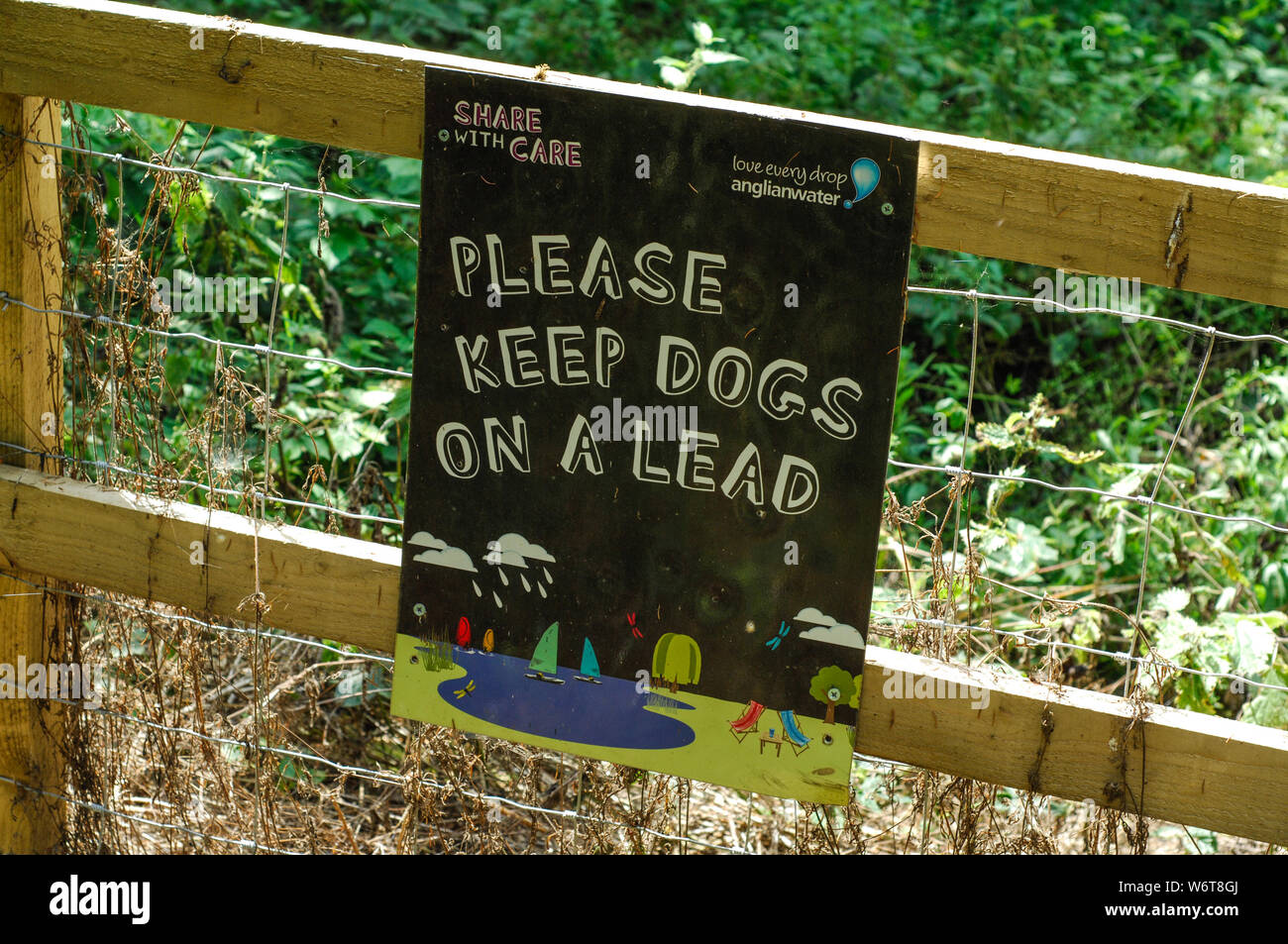 Please keep dog on a lead sign Stock Photo - Alamy