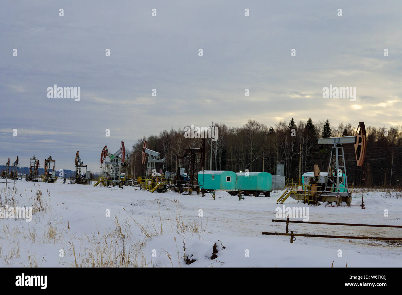 Supports offshore drilling rig in the shipyard for maintenance ...
