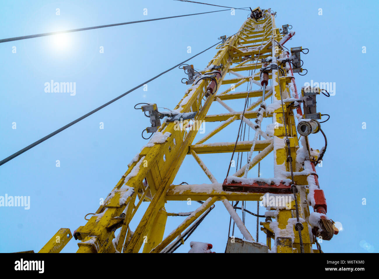 Supports offshore drilling rig in the shipyard for maintenance ...