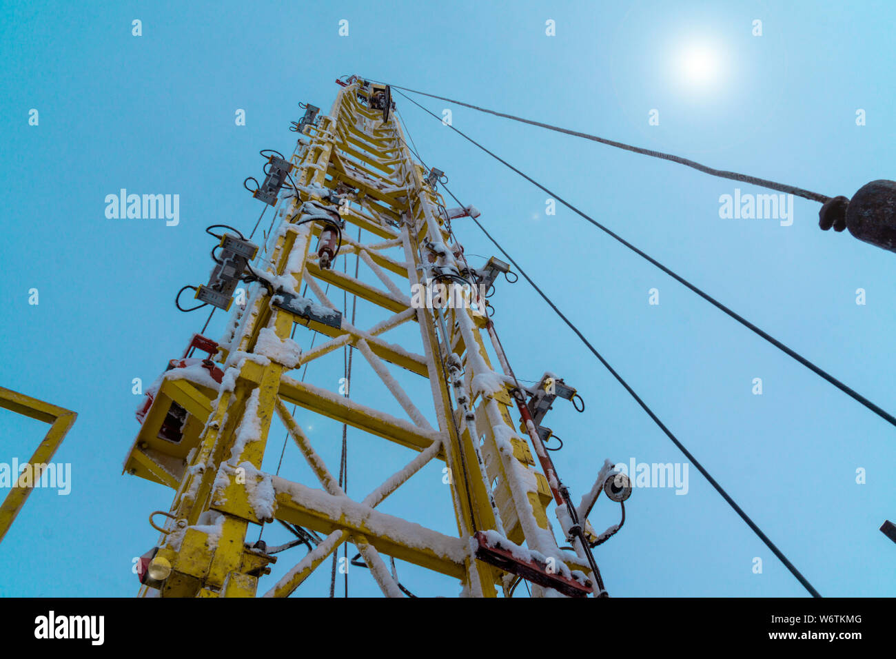 Supports offshore drilling rig in the shipyard for maintenance ...