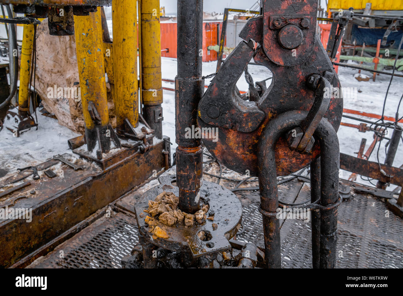 Supports offshore drilling rig in the shipyard for maintenance ...