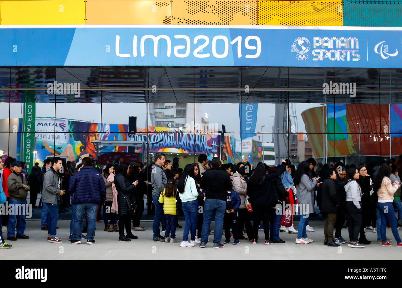 Lima, Peru. 02nd Aug, 2019. Peruvian public awaits opening of swimming ...