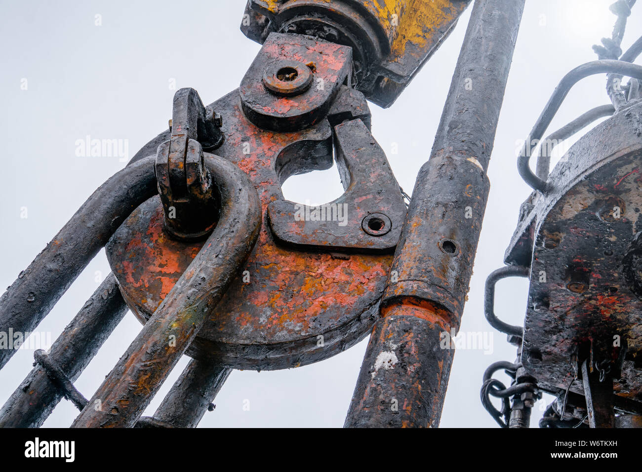 Supports offshore drilling rig in the shipyard for maintenance ...