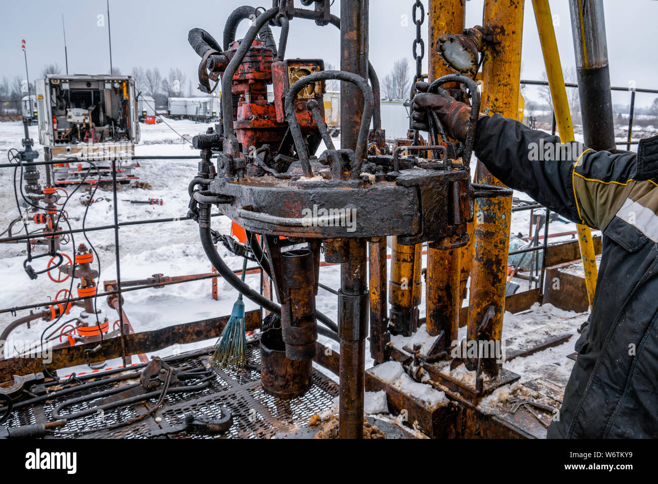 Engineer working on oil rig hi-res stock photography and images - Alamy