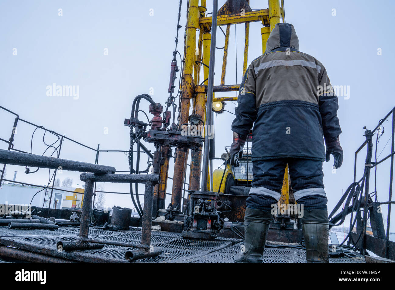 Workover rig hi-res stock photography and images - Alamy