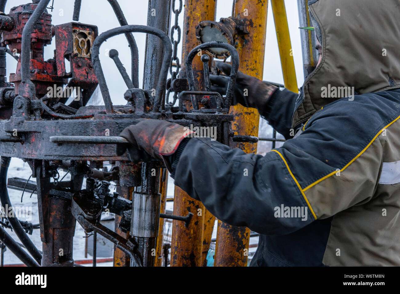 Workover rig hi-res stock photography and images - Alamy