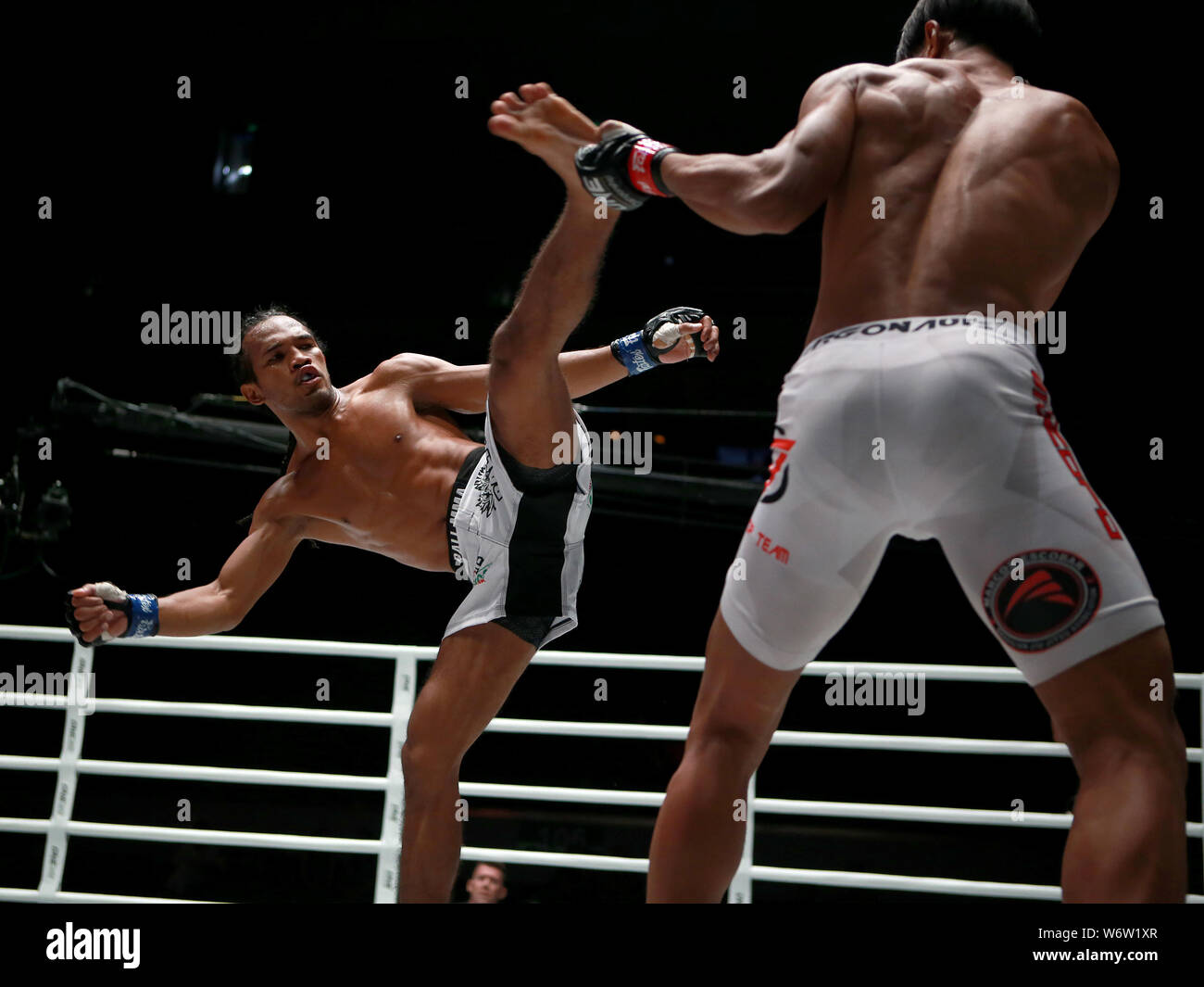 Pasay City, Philippines. 2nd Aug, 2019. Aiman Muhammad (L) of Malaysia ...