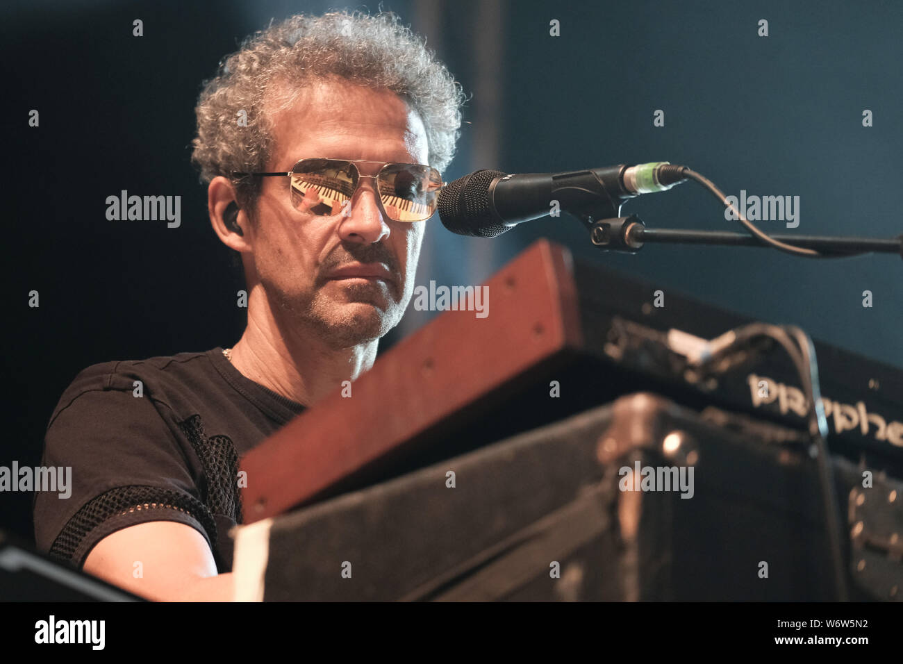 Mike lindup of level 42 on stage hi-res stock photography and images ...