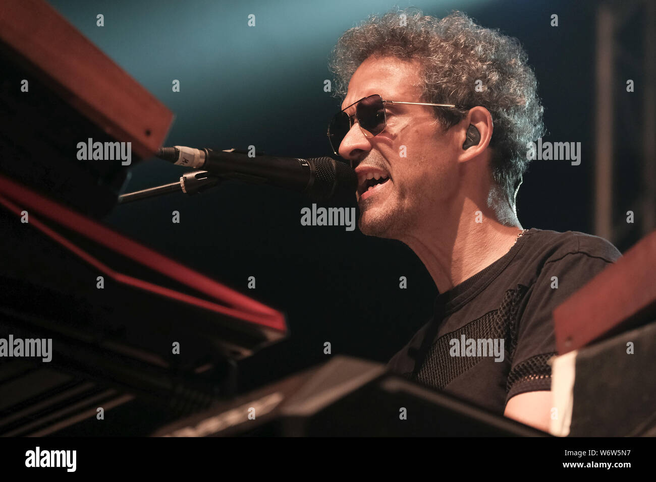 Mike lindup of level 42 on stage hi-res stock photography and images ...