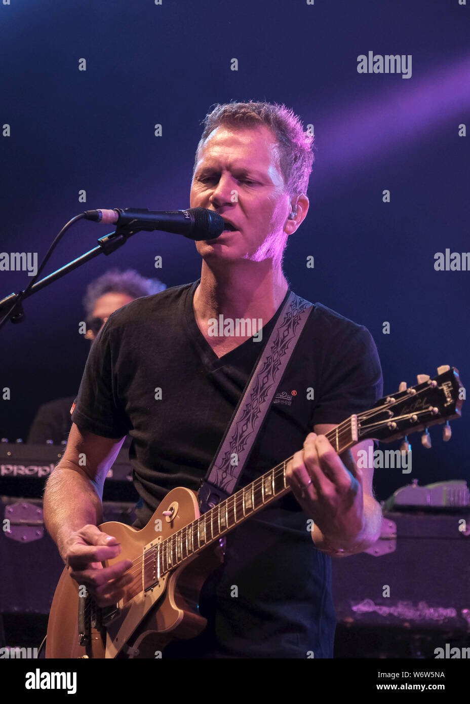 Level 42 live hi-res stock photography and images - Alamy