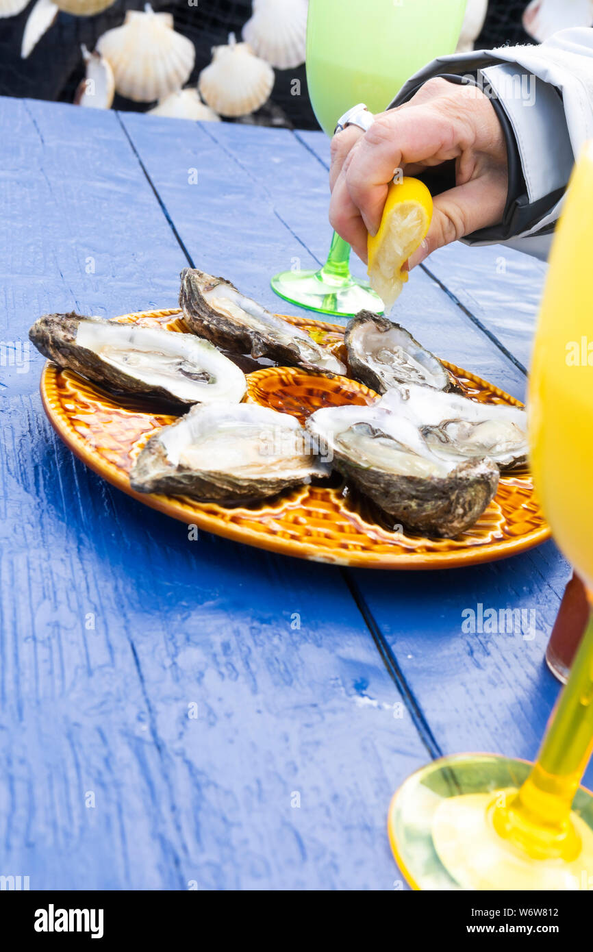 Hand squeezing lemon over fresh hi-res stock photography and images - Alamy