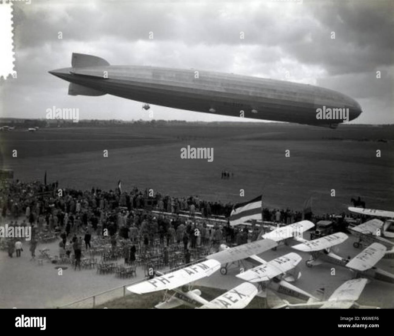 De Graf Zeppelin (LZ 127) boven het vliegveld Waalhaven bij Rotterdam. 1932 Stock Photo - Alamy