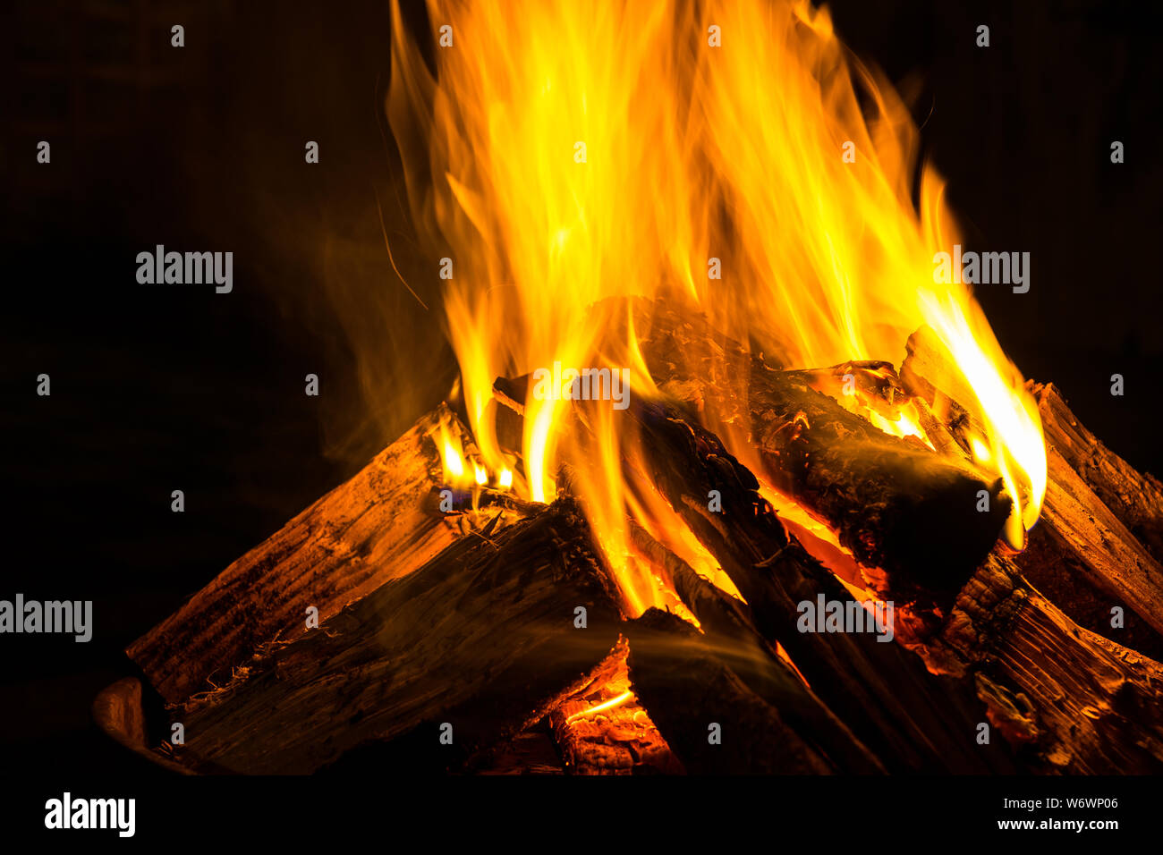Warming log fire bonfire hi-res stock photography and images - Alamy