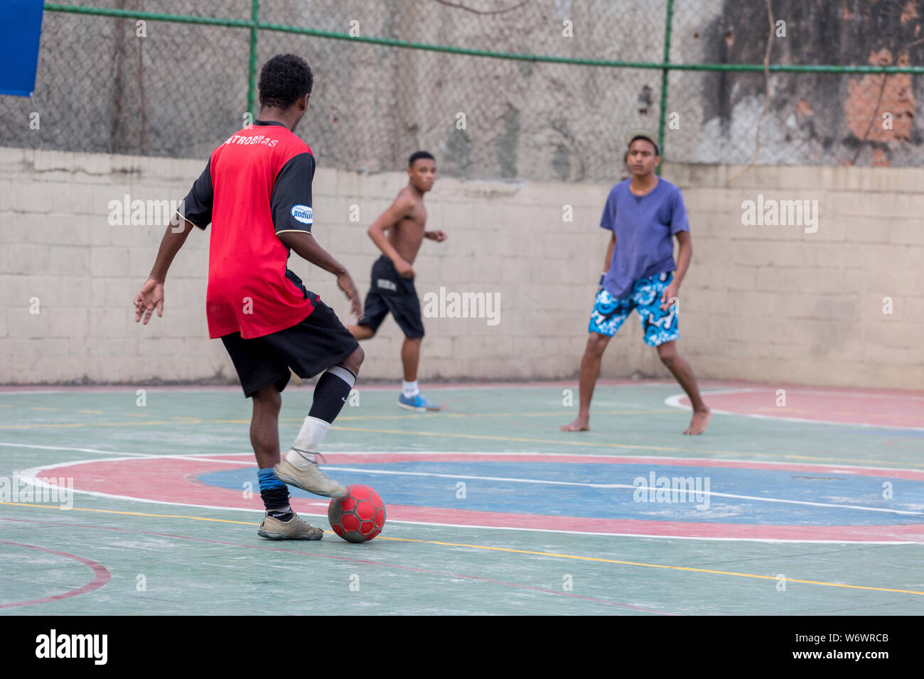 Favela brazil football hi-res stock photography and images - Alamy
