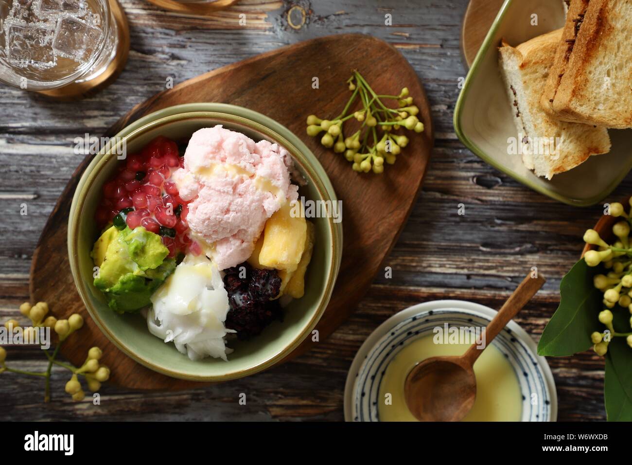 Es Doger. Traditional Indonesian ice cream sundae from West Java Stock ...