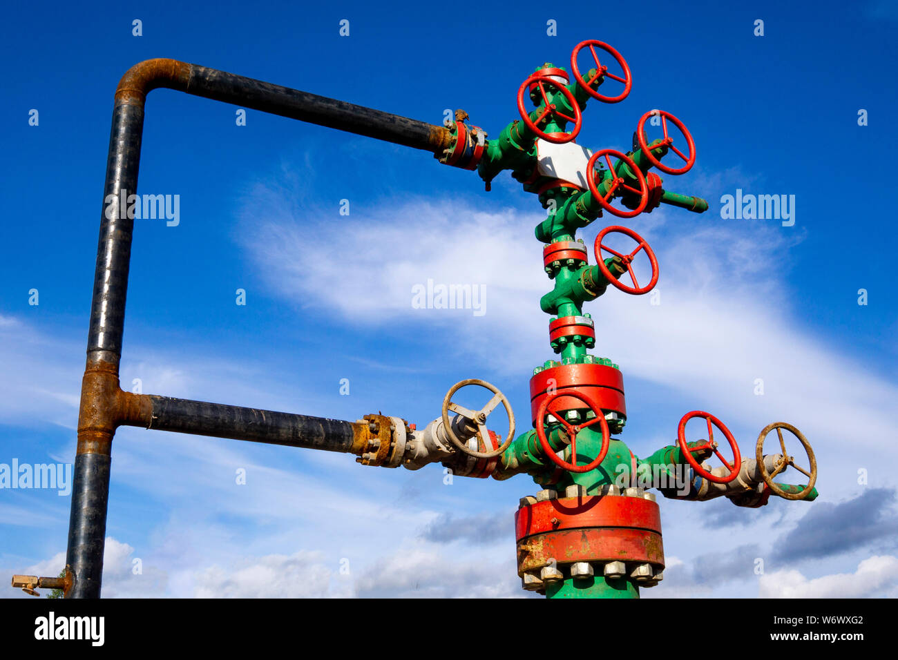 Oil and gas wellhead hi-res stock photography and images - Alamy