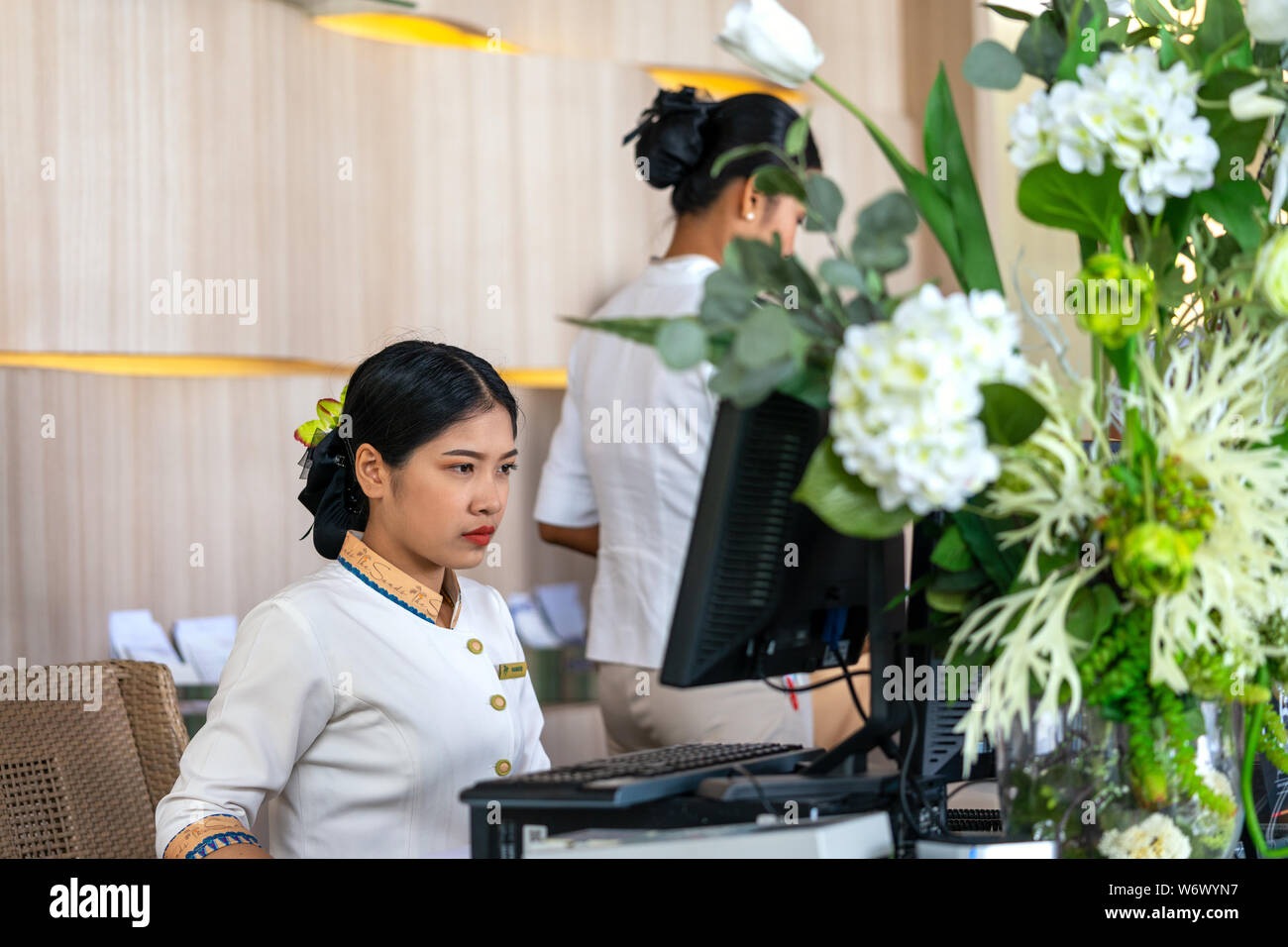Luxury hotel lobby staff hi-res stock photography and images - Alamy