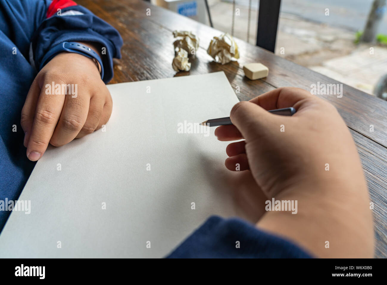Close up photo of human hand drawing on white paper Stock Photo - Alamy